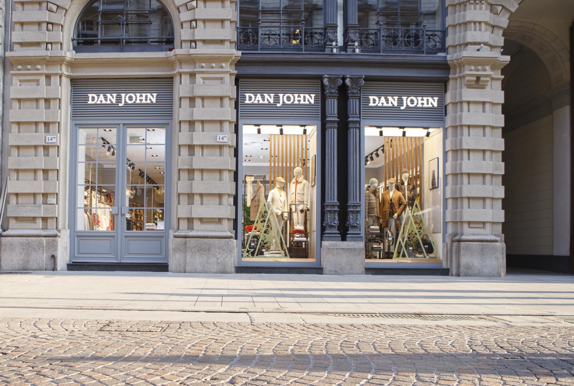 Dan John arriva in Via Dante a Milano - FashionChannel