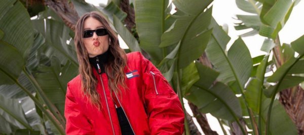 Angelina Mango in video con le iconiche di AGL - FashionChannel